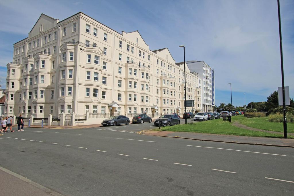 Wilmington Square, Eastbourne, BN21 4DX 2 bed flat - £165,000
