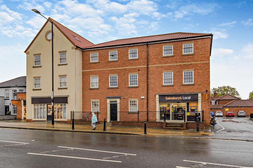 High Street, Doncaster DN10 2 bed flat - £150,000