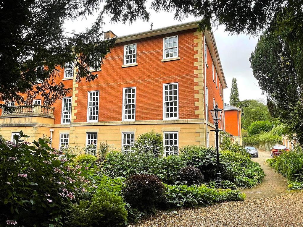 Prispen Drive, Exeter EX5 4 bed townhouse - £350,000