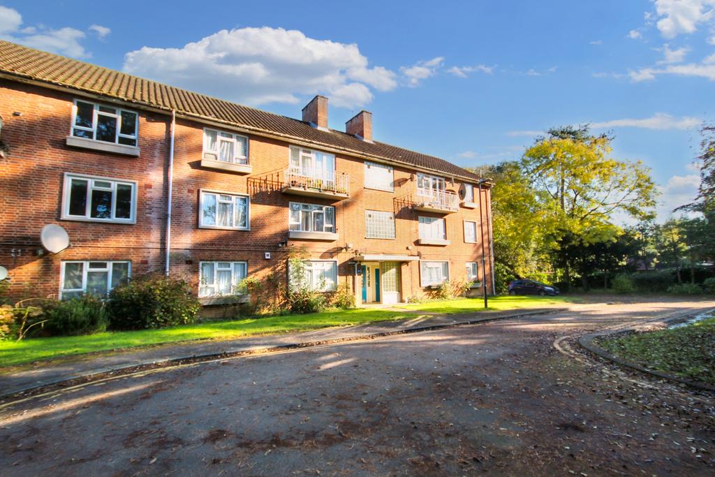 Milman Close, Pinner, Middlesex HA5 2 bed flat - £350,000