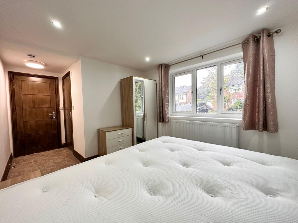 Reading RG2 1 bed in a house share to rent - £700 pcm (£162 pw)