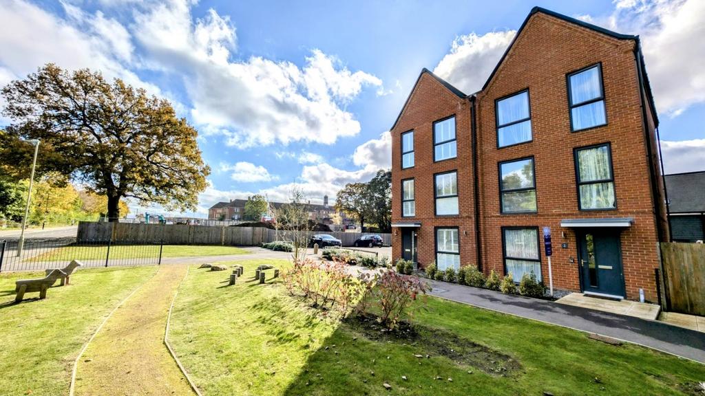 Victory Terrace, Bordon GU35 3 bed townhouse - £400,000