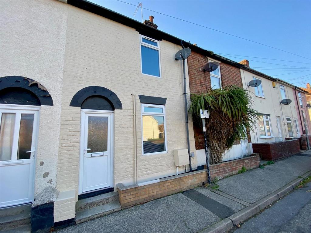 Clapham Road North, Lowestoft, Suffolk 3 bed terraced house - £125,000