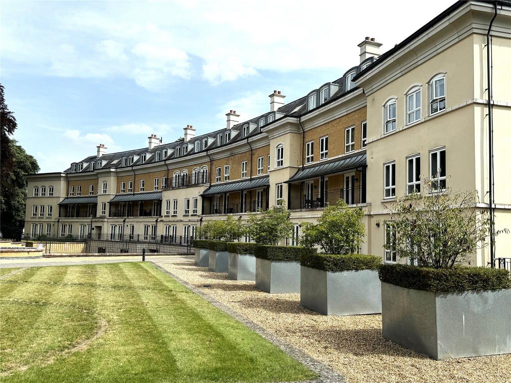 Heathside Crescent, Surrey GU22 2 bed flat - £375,000