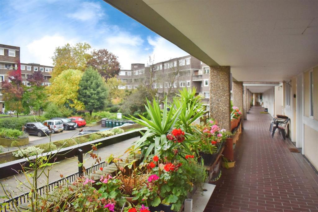 Otho Court, Brentford Dock 1 bed apartment - £1,650 pcm (£381 pw)