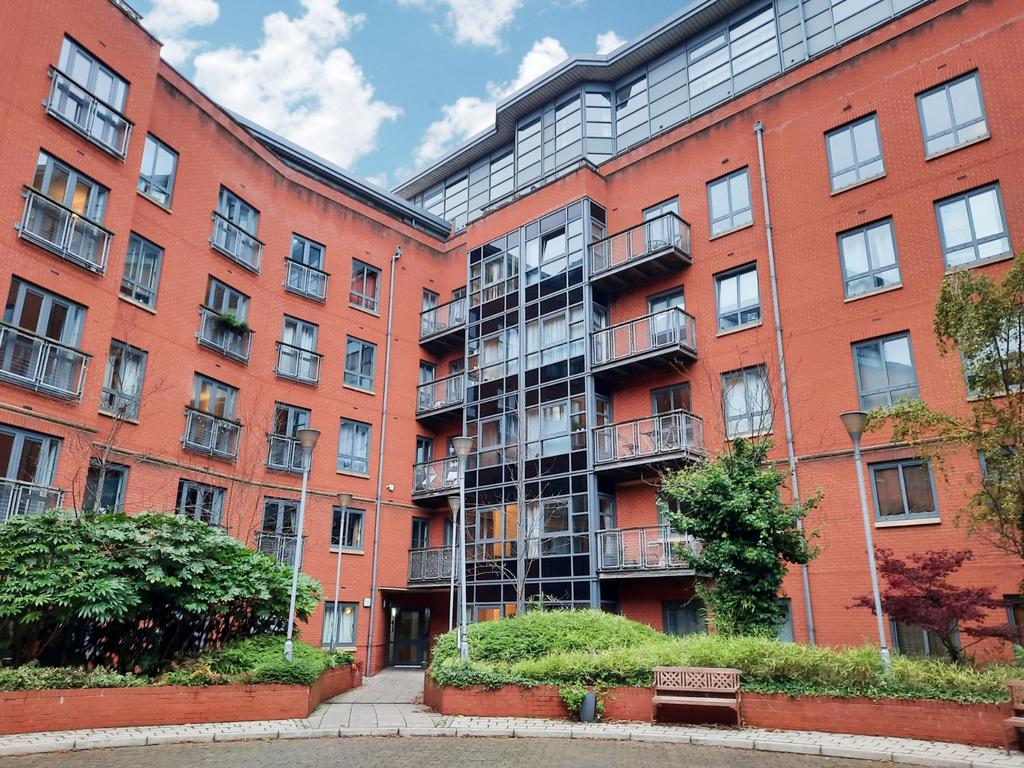 Mere House, 62 Ellesmere Street... 2 bed flat - £1,100 pcm (£254 pw)