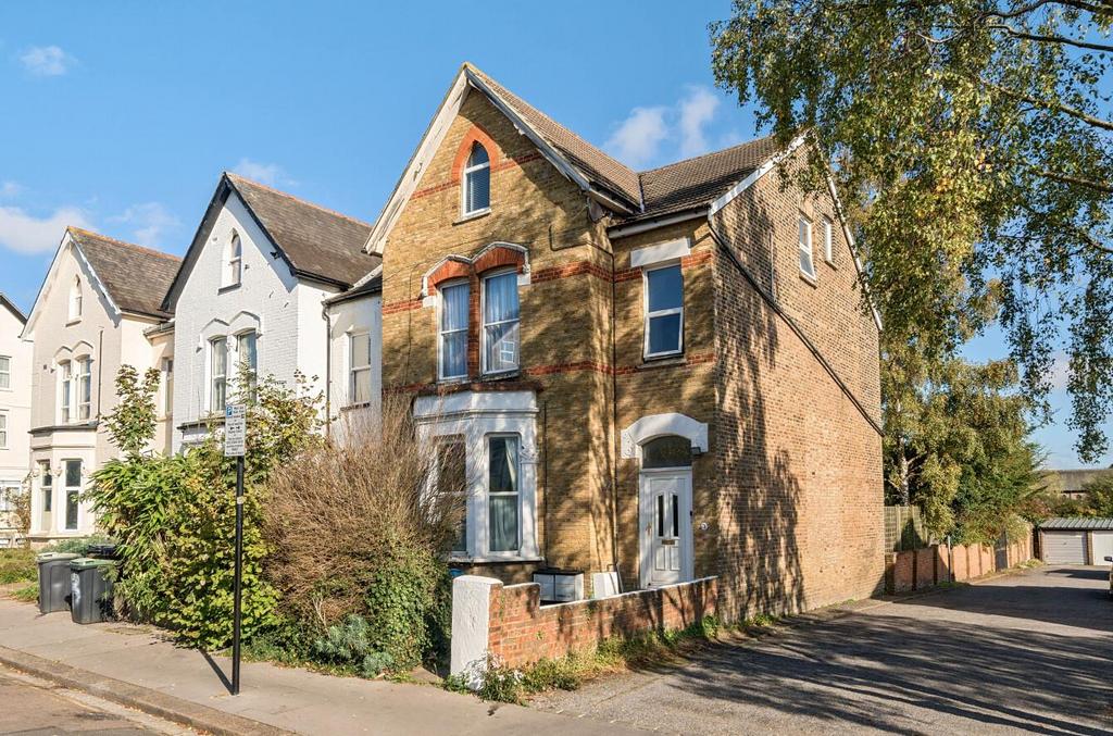 Upper Grove, London 2 bed flat for sale - £300,000