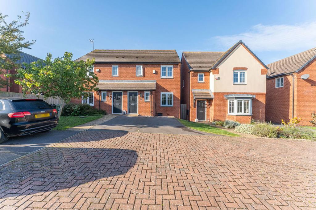 Bates Hollow, Leicester LE7 3 bed semi-detached house for sale - £275,000
