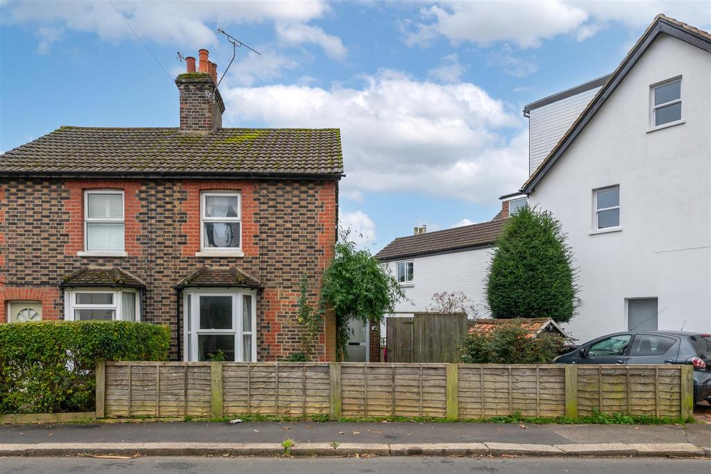 Somerset Road, Redhill 2 bed semi-detached house - £375,000