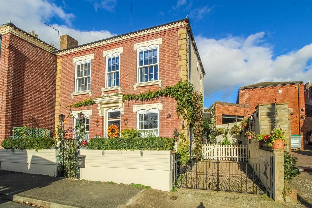 Dearden Street, Ossett WF5 2 bed detached house - £265,000