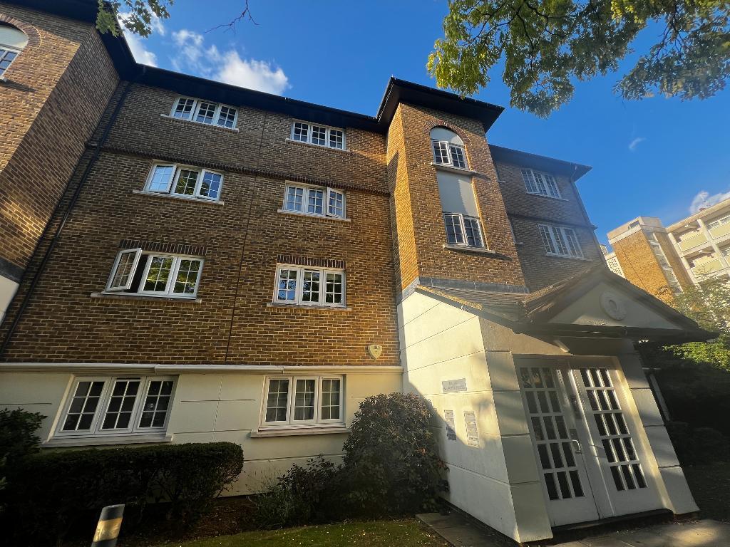Parkside, Wimbledon, London, SW19 6AZ 2 bed flat - £2,350 pcm (£542 pw)