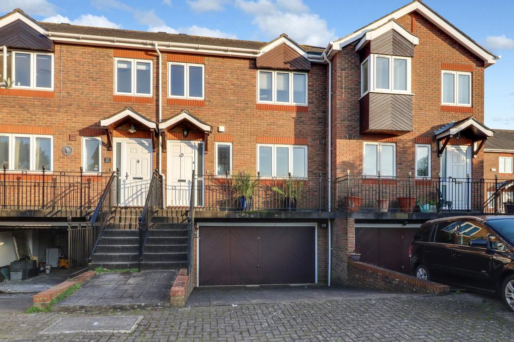 Grove Road, East Molesey, KT8 3 bed townhouse - £875,000