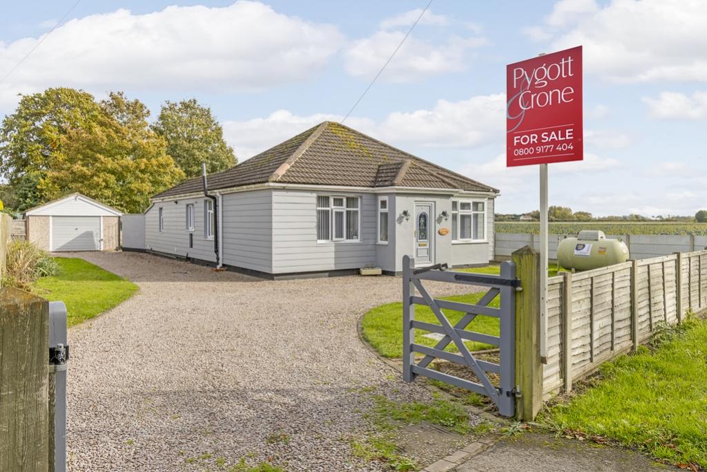 Station Road, Sutterton, Boston, PE20 3 bed bungalow - £280,000