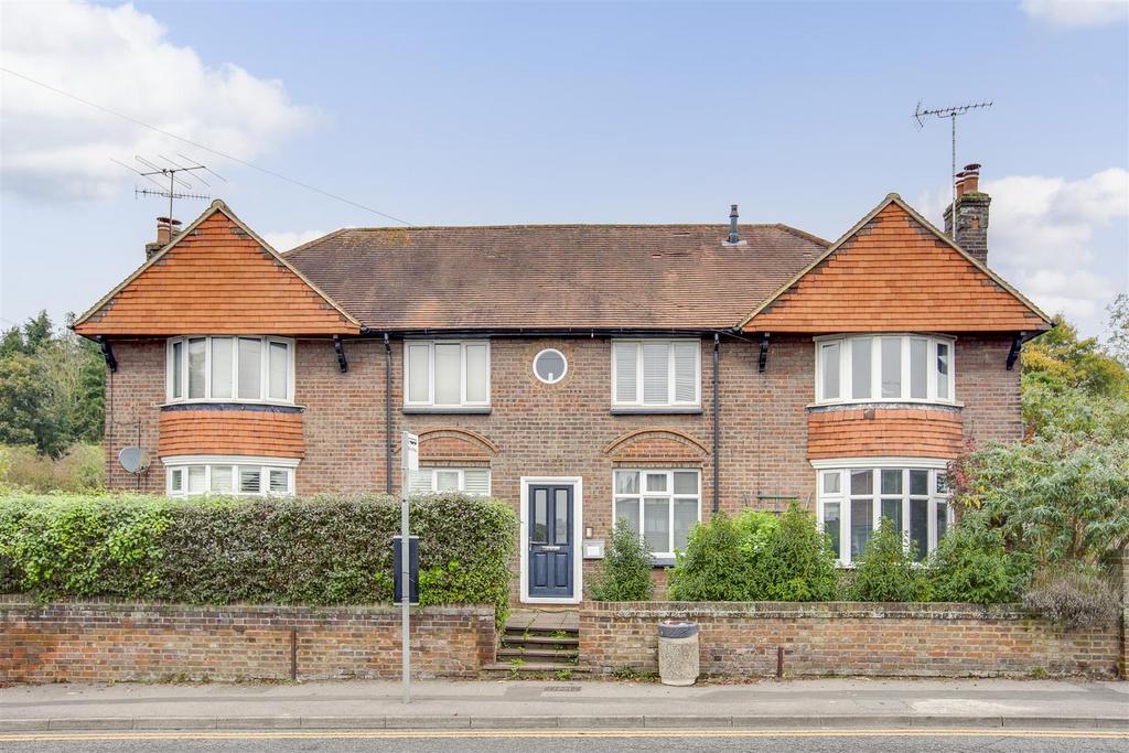 West Wycombe Road, High Wycombe HP12 2 bed apartment - £185,000