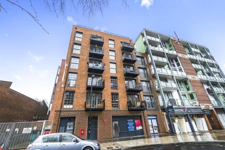 Heaton Road London SE15 2 bed penthouse - £3,200 pcm (£738 pw)