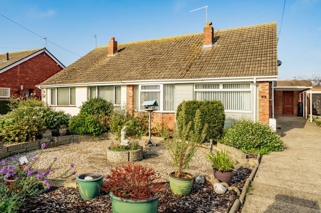 Elizabeth Close, Lowestoft 2 bed semi-detached bungalow - £190,000