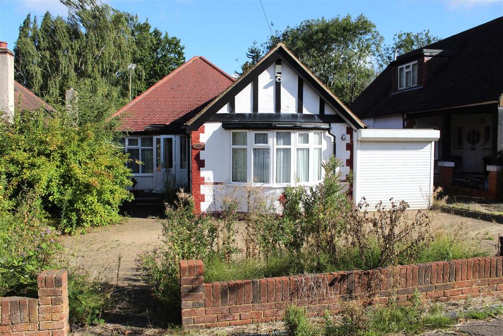 Ladbrooke Drive, Potters Bar EN6 3 bed detached bungalow - £700,000