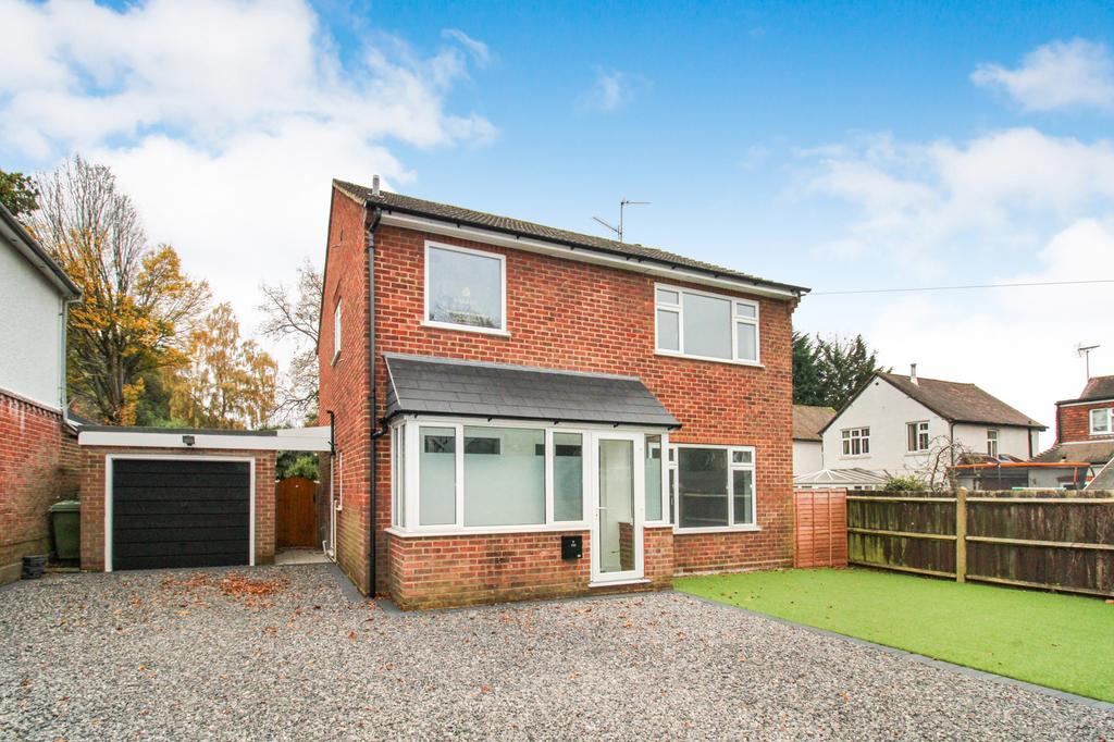 Oak Road, Farnborough, GU14 3 bed detached house - £625,000