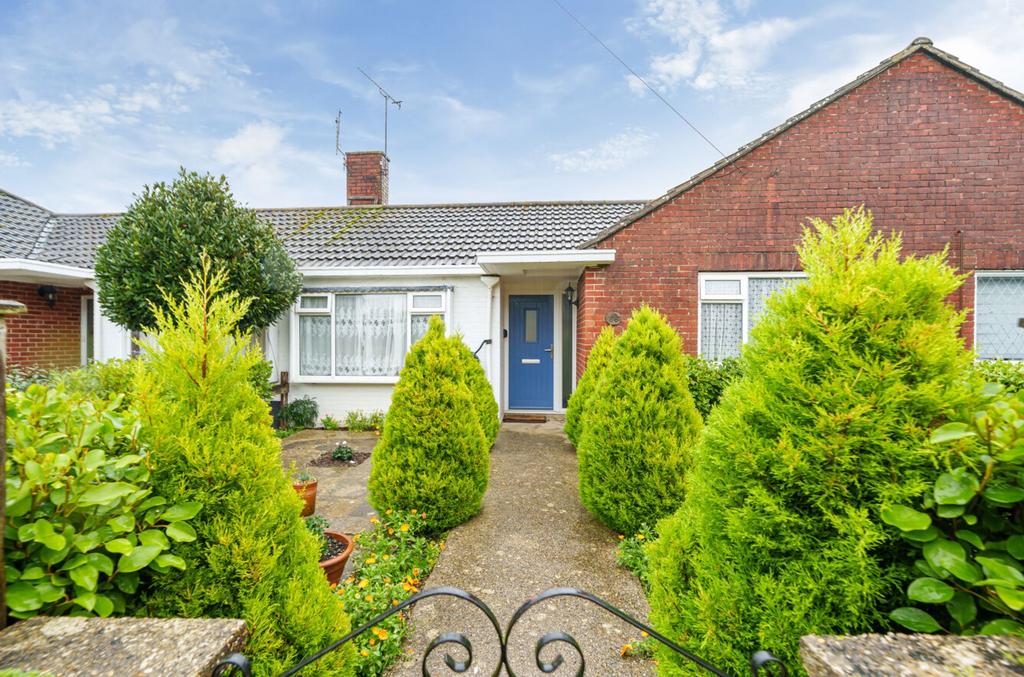 Elizabeth Close, Rose Green, PO21 1 bed terraced bungalow - £220,000