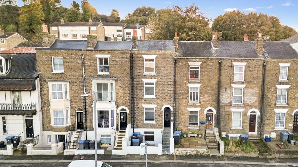London Road, Dover, Dover, CT17 4 bed terraced house - £250,000