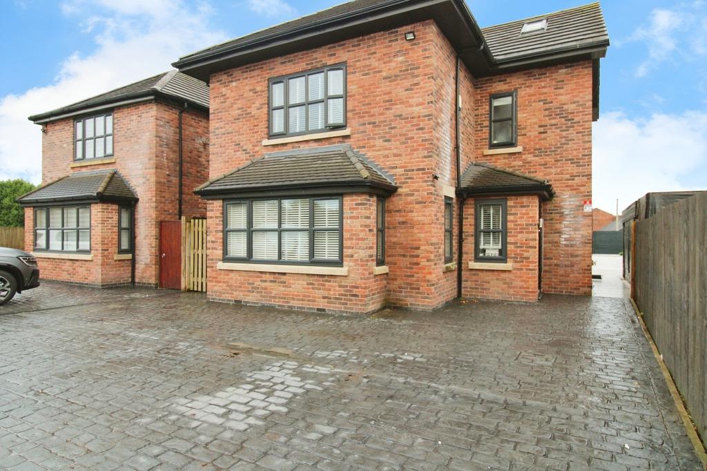 John Molyneux V C Close, Merseyside WA9 5 bed detached house - £2,500 ...