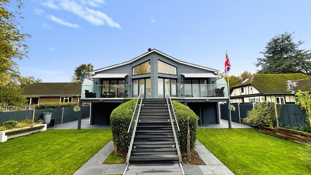 Laleham Reach, Surrey KT16 3 bed detached house - £1,000,000