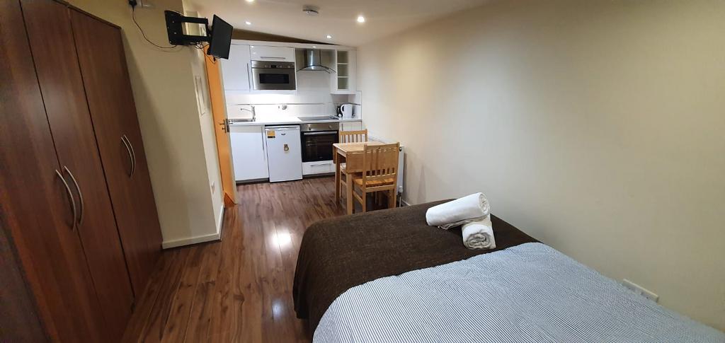 Cranhurst Road, London NW2 Studio - £1,395 pcm (£322 pw)