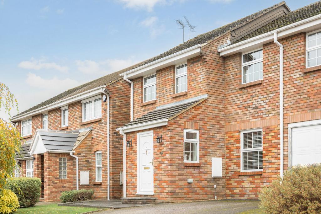 Hunters Close, Tring, HP23 5PQ 3 bed semi-detached house - £525,000