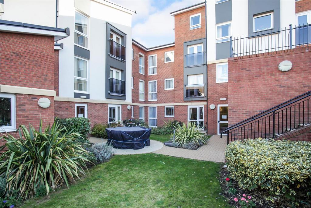 Elliott Court, High Street North... 2 bed apartment for sale - £260,000