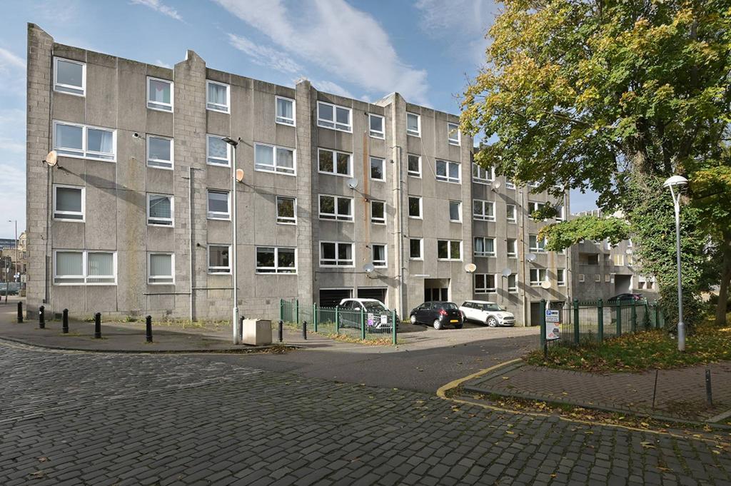 53 Carnegie Court, Edinburgh, EH8 9SN 3 bed maisonette - £240,000