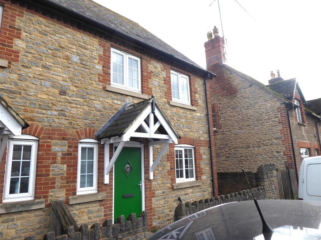 Moor Lane, Wincanton 3 bed end of terrace house - £1,100 pcm (£254 pw)