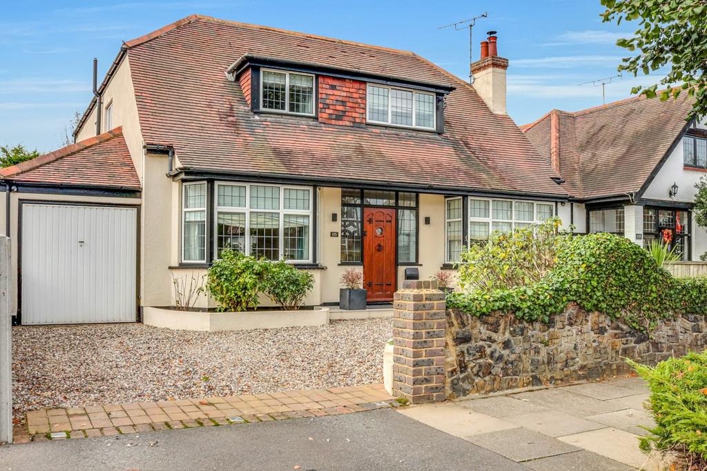 Parkanaur Avenue, Thorpe Bay SS1 4 bed detached house - £950,000
