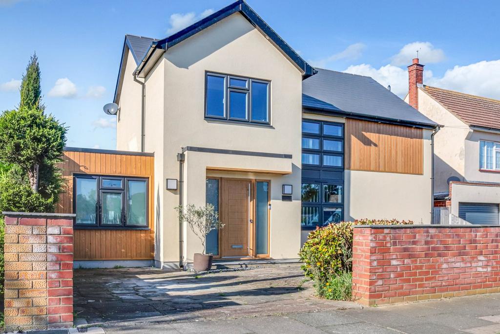 Marcus Avenue, Thorpe Bay SS1 4 bed detached house for sale - £900,000