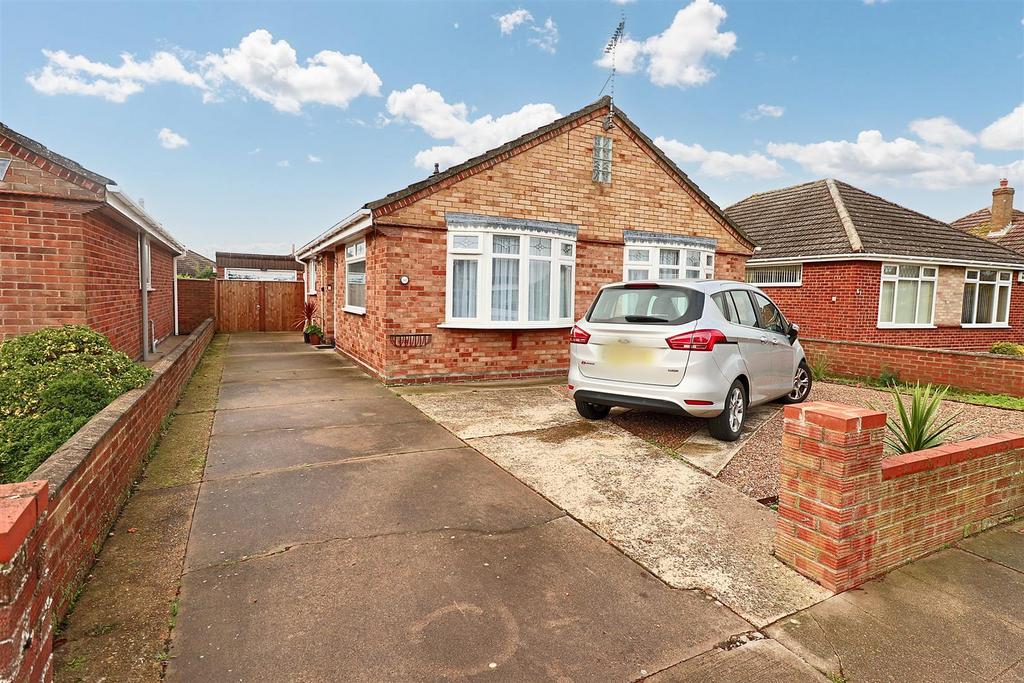 Hillcrest Drive, Lowestoft 2 bed detached bungalow - £265,000