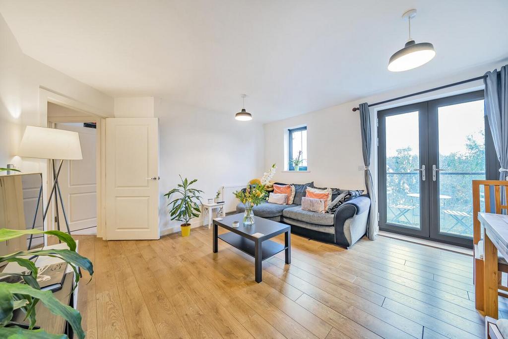 Broadwater Road, Tooting 2 bed flat - £425,000