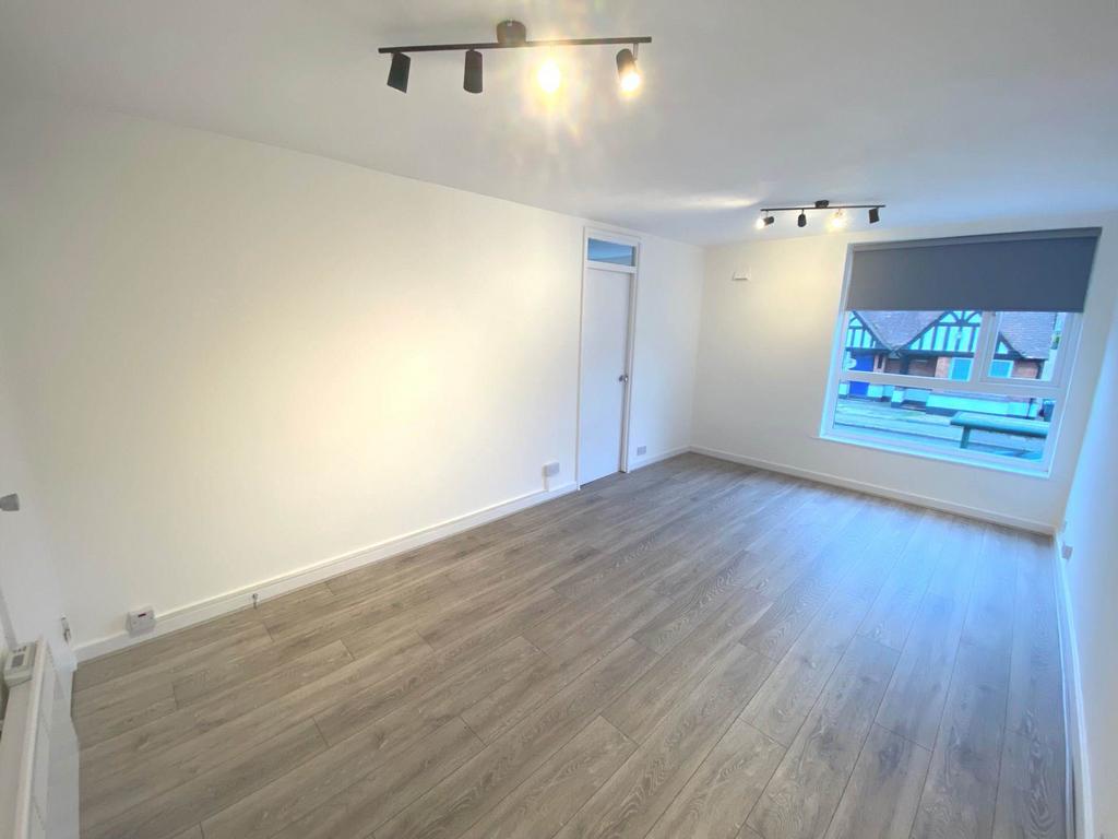 High Street, Elstree 1 bed flat - £1,275 pcm (£294 pw)