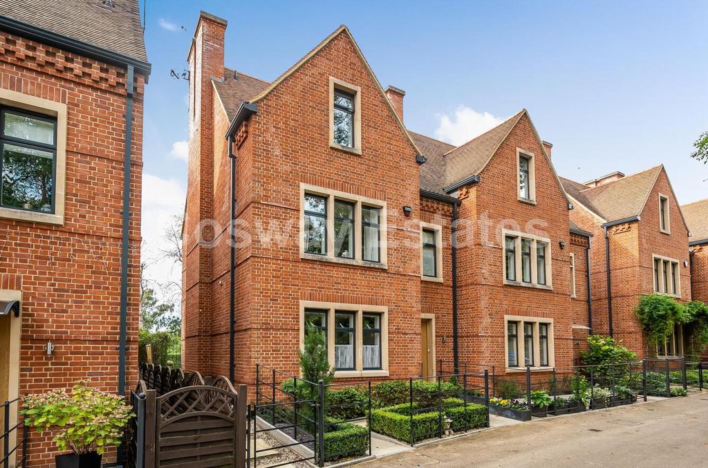Wildernesse Close, Edgware 5 bed semi-detached house - £1,195,000