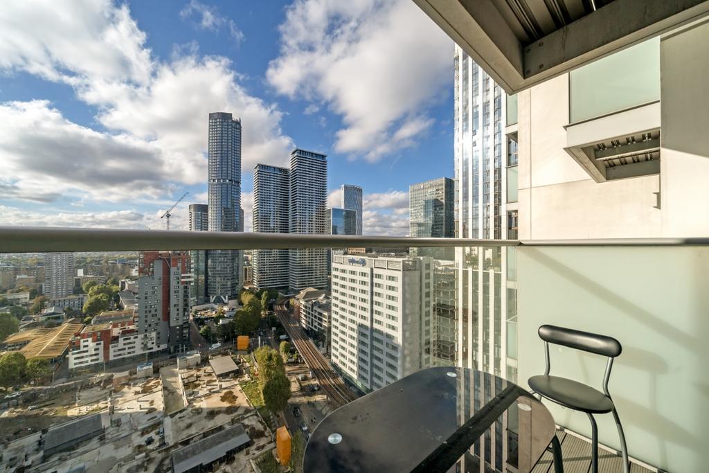 Pan Peninsula Square London E14 Studio - £320,000