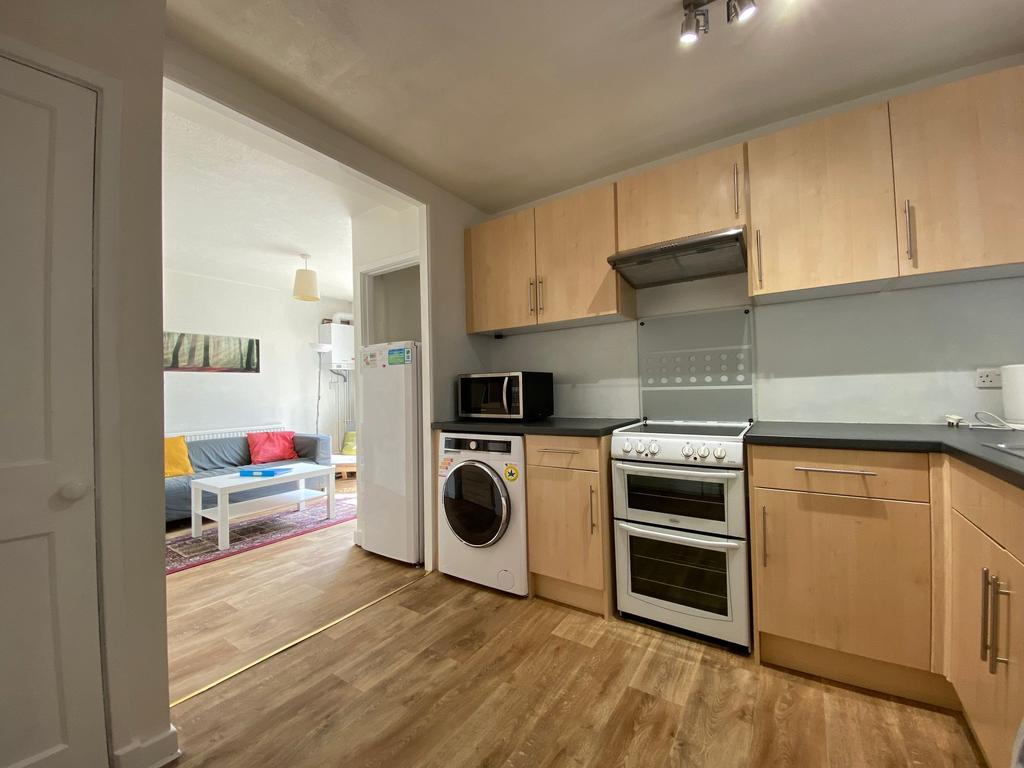 Fox Lane, Winchester, SO22 4 bed semi-detached house - £2,000 pcm (£462 pw)