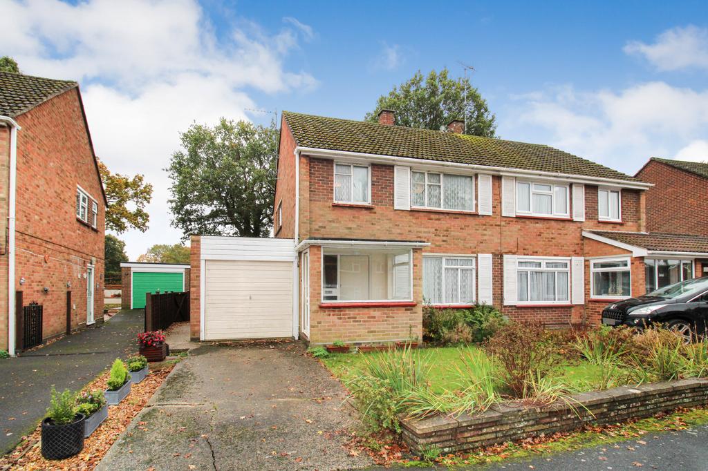 Newfield Avenue, Farnborough, GU14 3 bed semi-detached house - £375,000