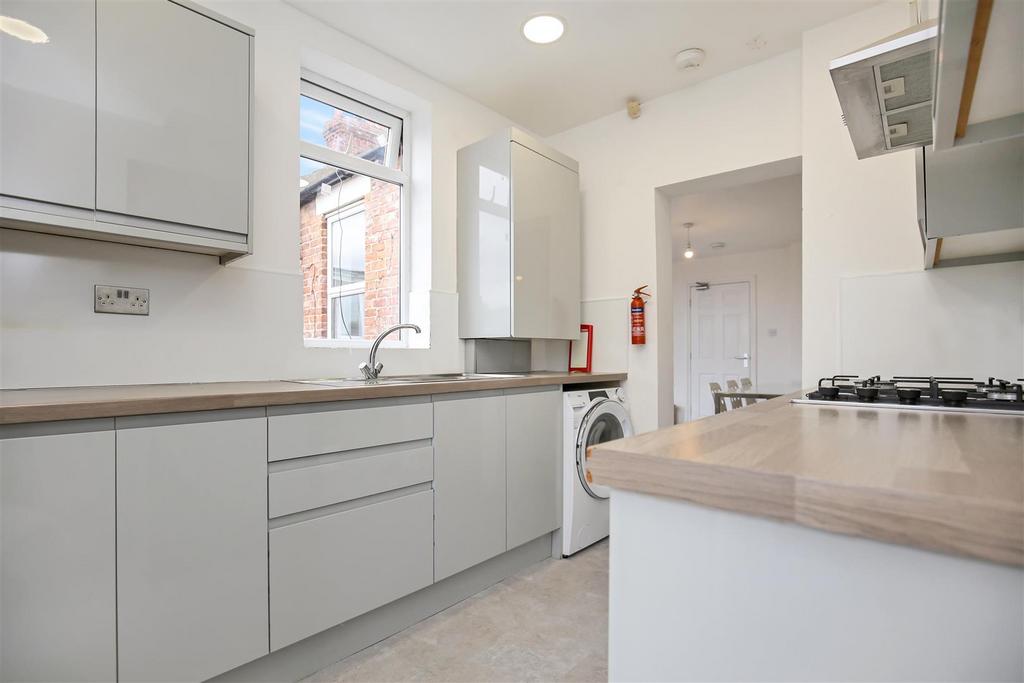 Helmsley Road, Newcastle Upon Tyne NE2 6 bed maisonette - £3,250 pcm (£ ...