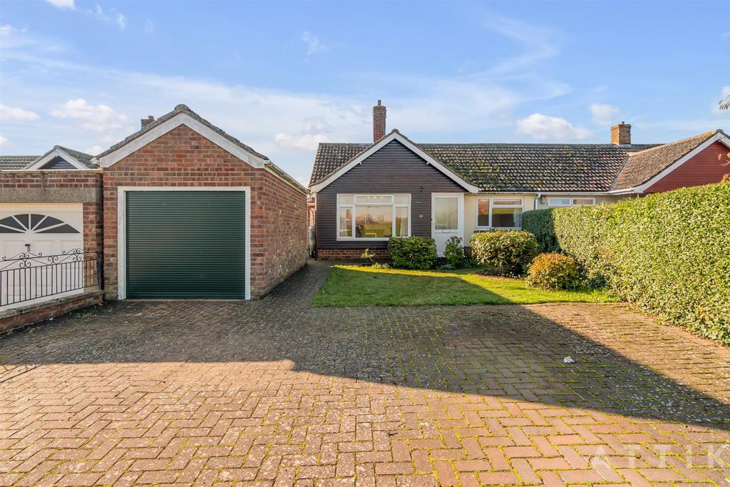 Kennedy Close, Halesworth 2 bed semi-detached bungalow for sale - £260,000
