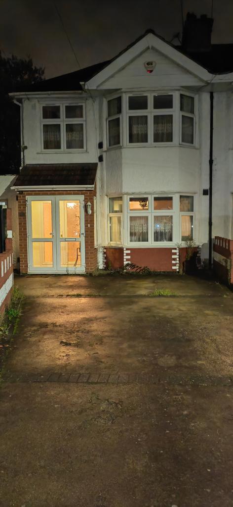 Hounslow TW4 5 bed semi-detached house - £825,000