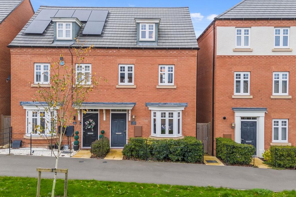 Station Avenue, Houlton, Rugby, CV23 3 bed semi-detached house - £325,000