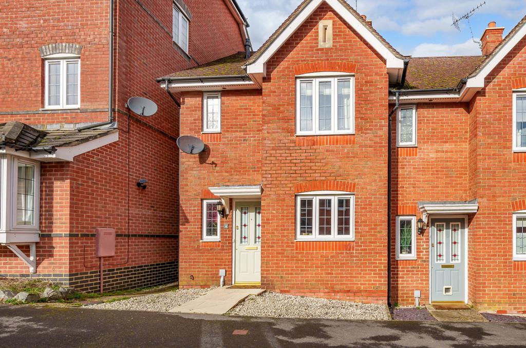 Burnham Road, Alton, Hampshire, GU34 3 bed semi-detached house - £365,000