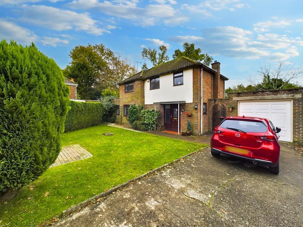 Gales Drive, Crawley RH10 3 bed detached house - £600,000