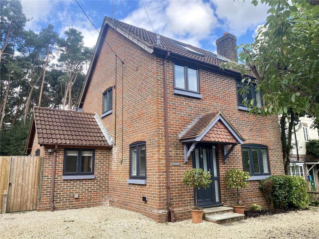 Saunders Lane, Romsey SO51 4 bed detached house - £2,250 pcm (£519 pw)