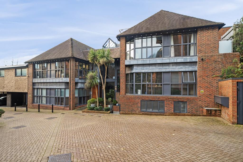 Old Station Approach, Winchester, SO23 1 bed flat - £210,000