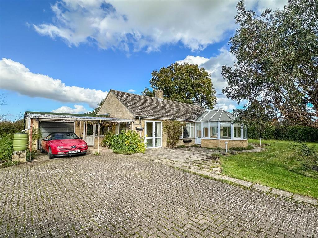 Cloatley Road, Hankerton 3 bed detached bungalow - £550,000