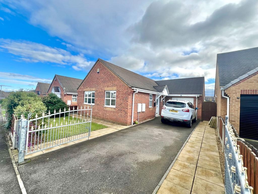 Queen's Road, Cudworth, Barnsley, S72... 3 bed detached bungalow - £235,000